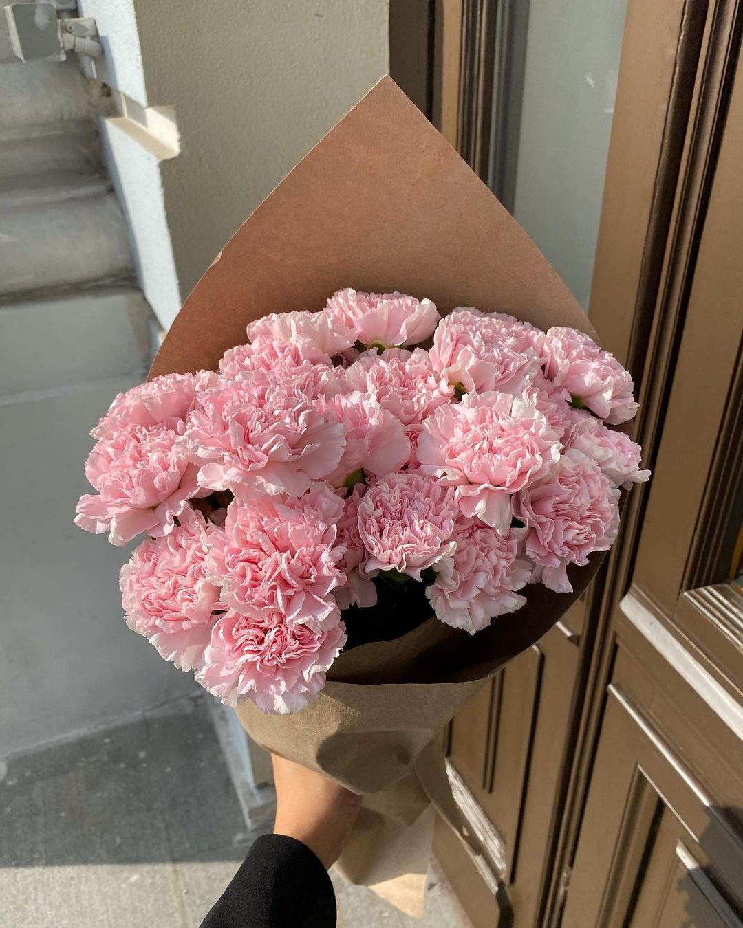 Розовая гвоздика в крафтовой бумаге по супер лучшей цене