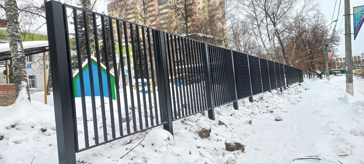 Забор из металлических секций