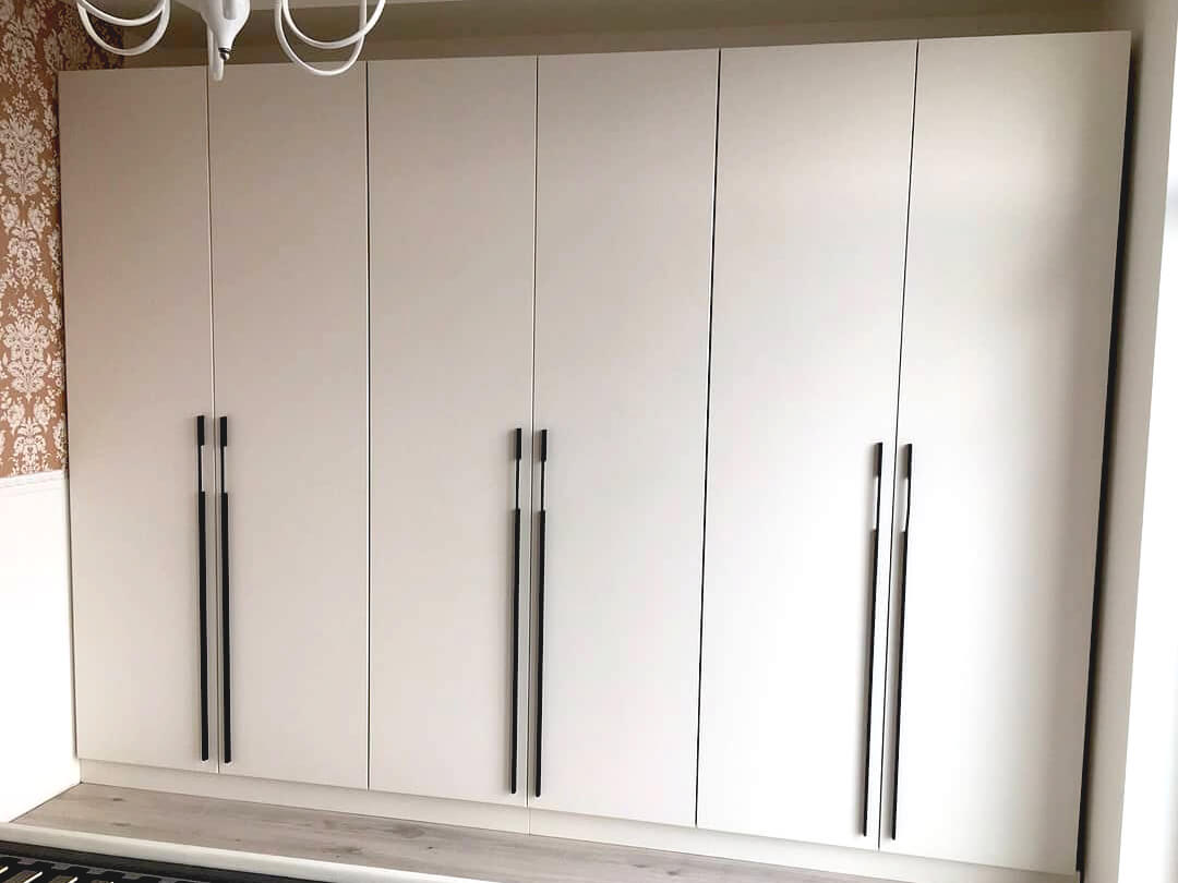 Стильна біла платинова шафа з чорними профільними ручками у спальню ...