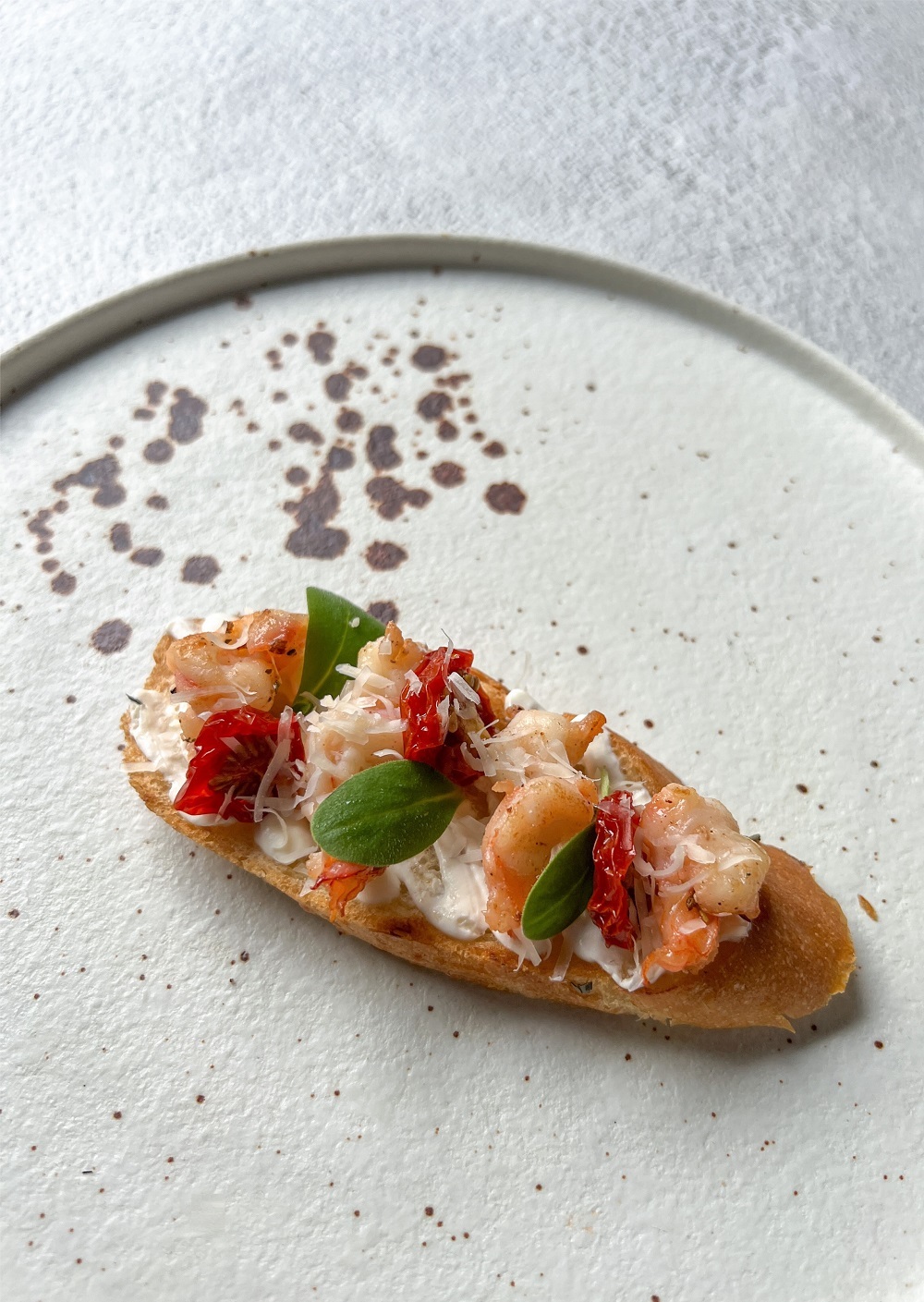 Брускетта Креветки и вяленые черри