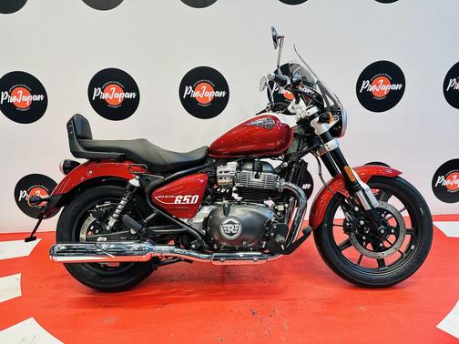 Royal Enfield Super Meteor 650 в цвете Celestial Red