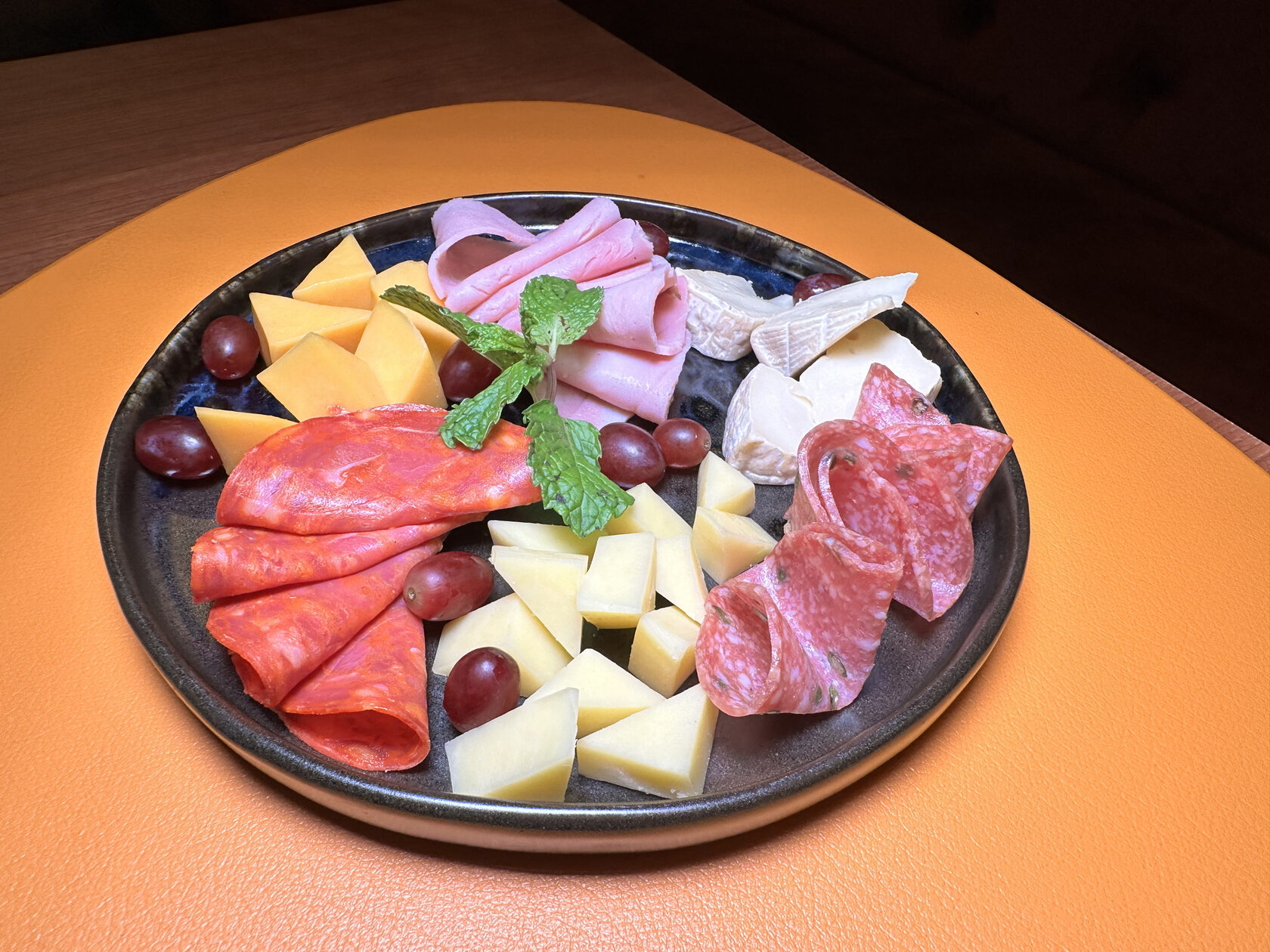 Assorted cheese and meat small size / Ассорти сыра и мяса маленький размер