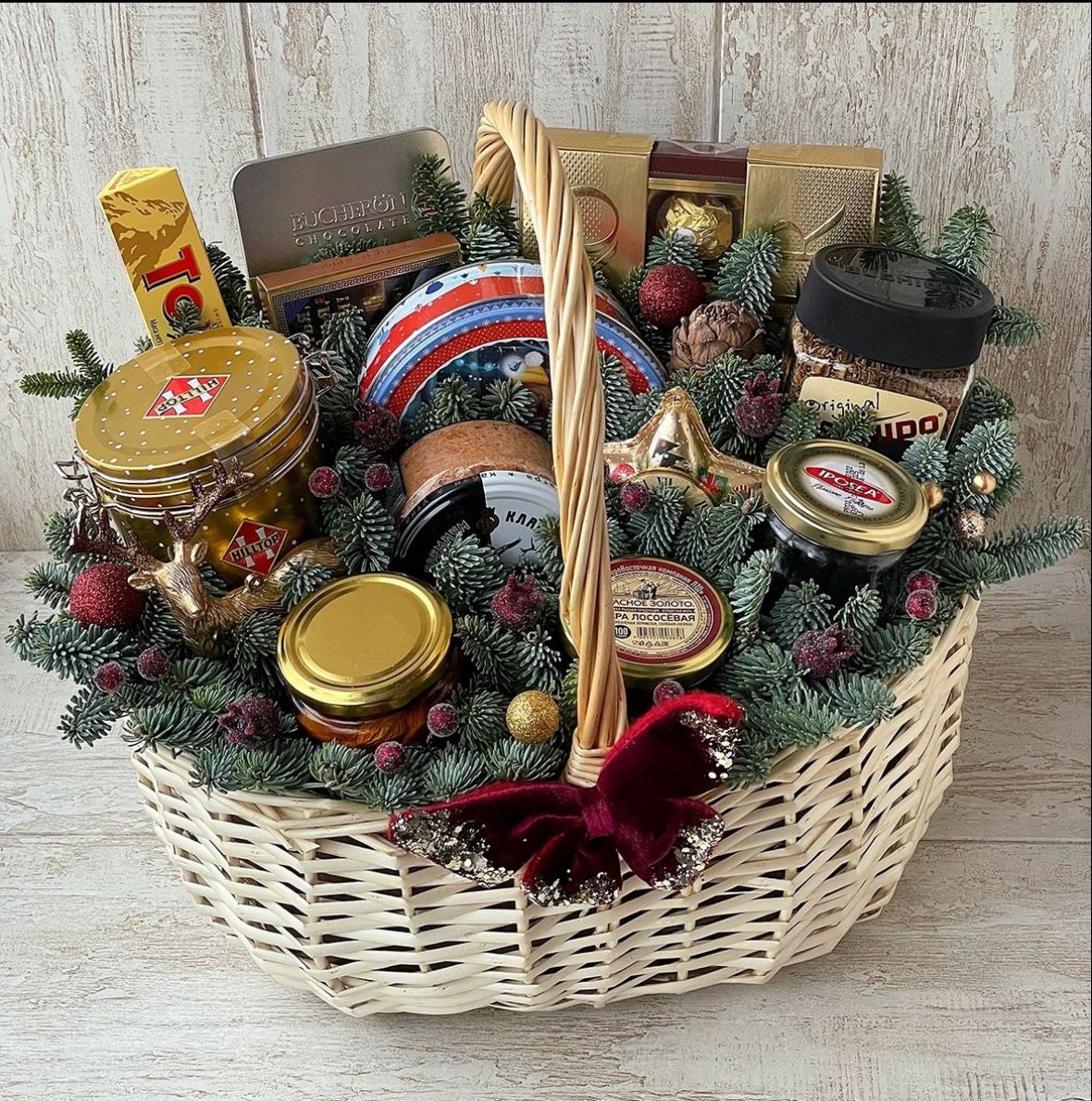 Новогодняя корзина в Астане c доставкой на дом или в офис из цветочного ...