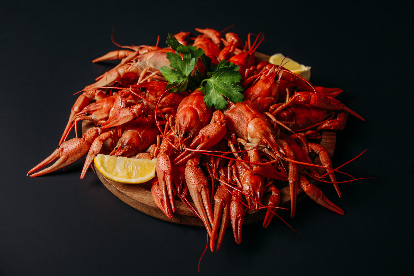 Raci fierți – o delicatesă tradițională, perfectă cu bere