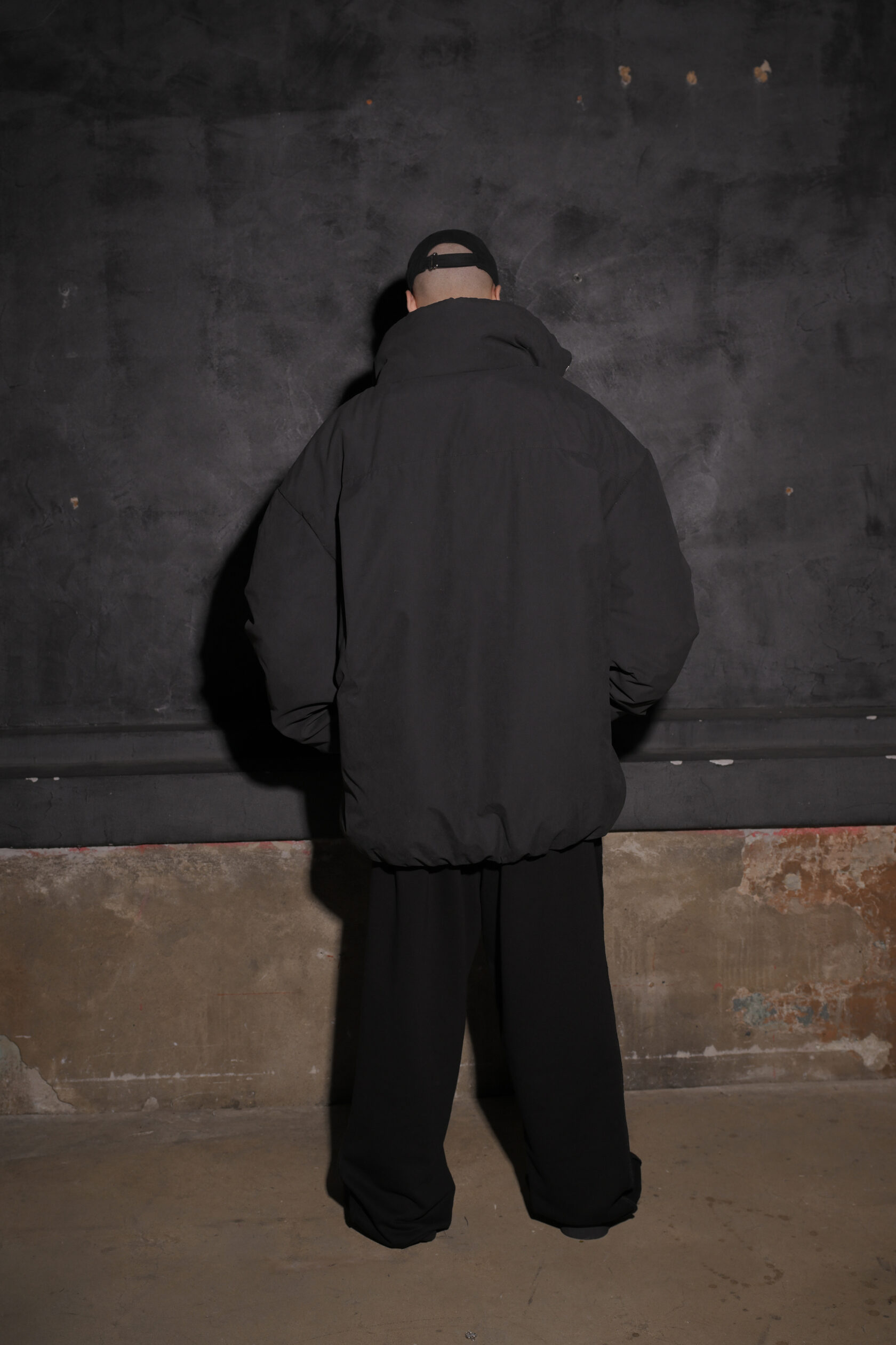 Оверсайз puffer graphite с защипами на рукавах