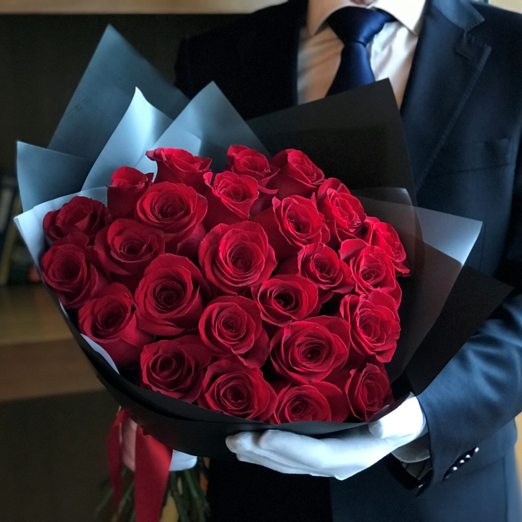 Bouquet of 25 red Ecuadorian roses - Buy in Dubai | Доставка цветов в Дубае