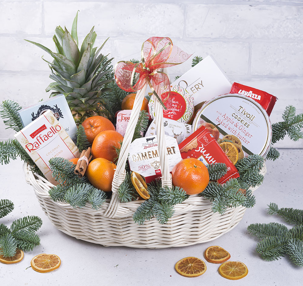 Новогодняя корзина 'Праздничная' — От 15200.00 ₽ можно купить с ...