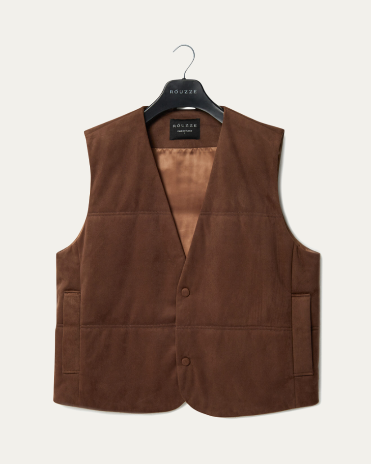 МУЖСКАЯ ЖИЛЕТКА С V-ОБРАЗНЫМ ВЫРЕЗОМ НА ГУСИНОМ ПУХУ ИЗ ЭКО-ЗАМШИ В ...