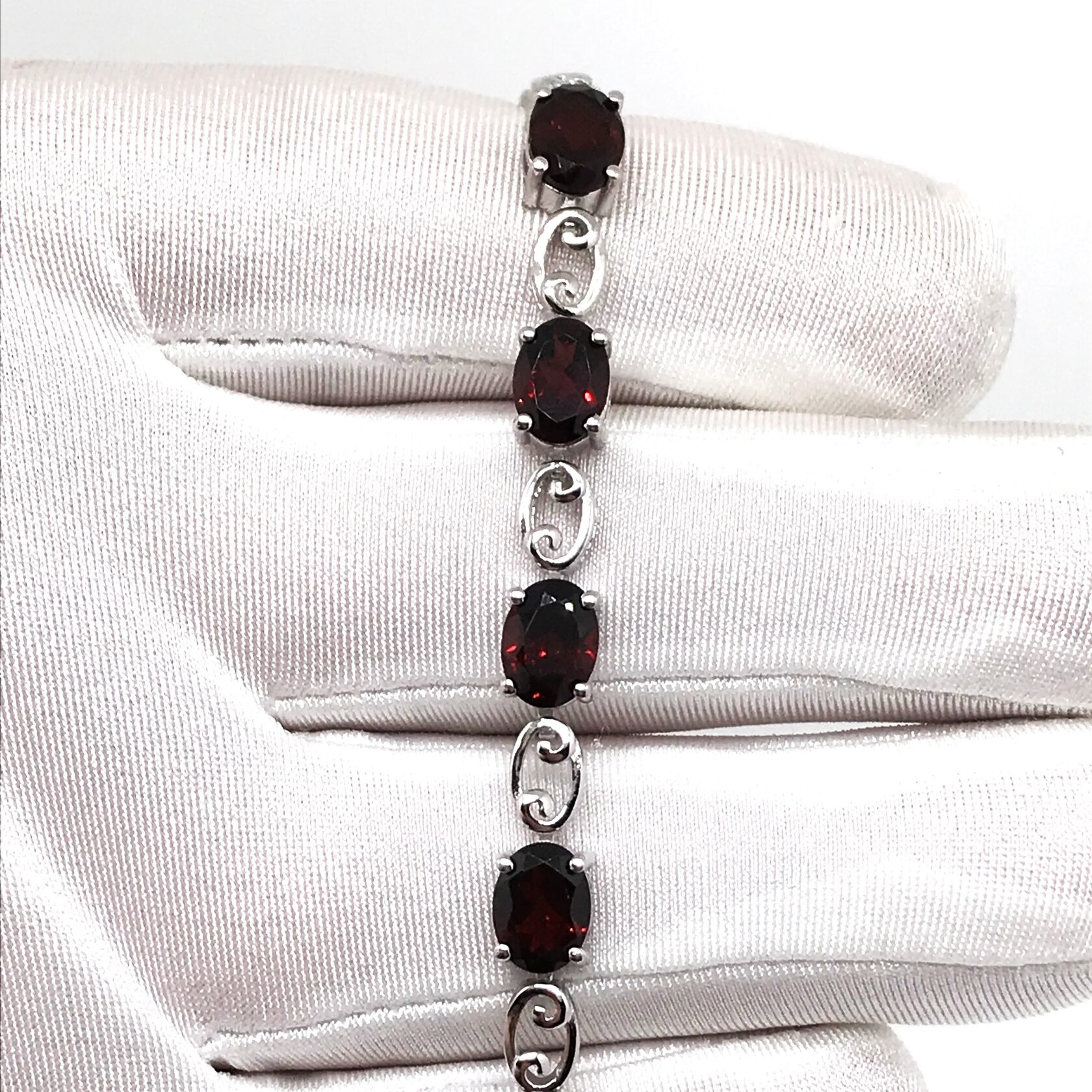 Браслет с гранатом