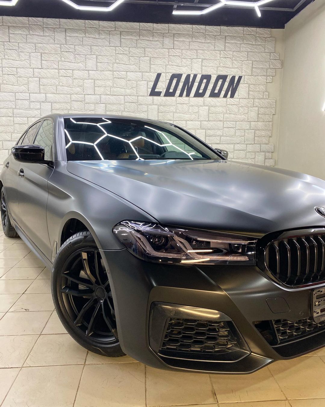 Оклейка BMW 520d матовой виниловой пленкой