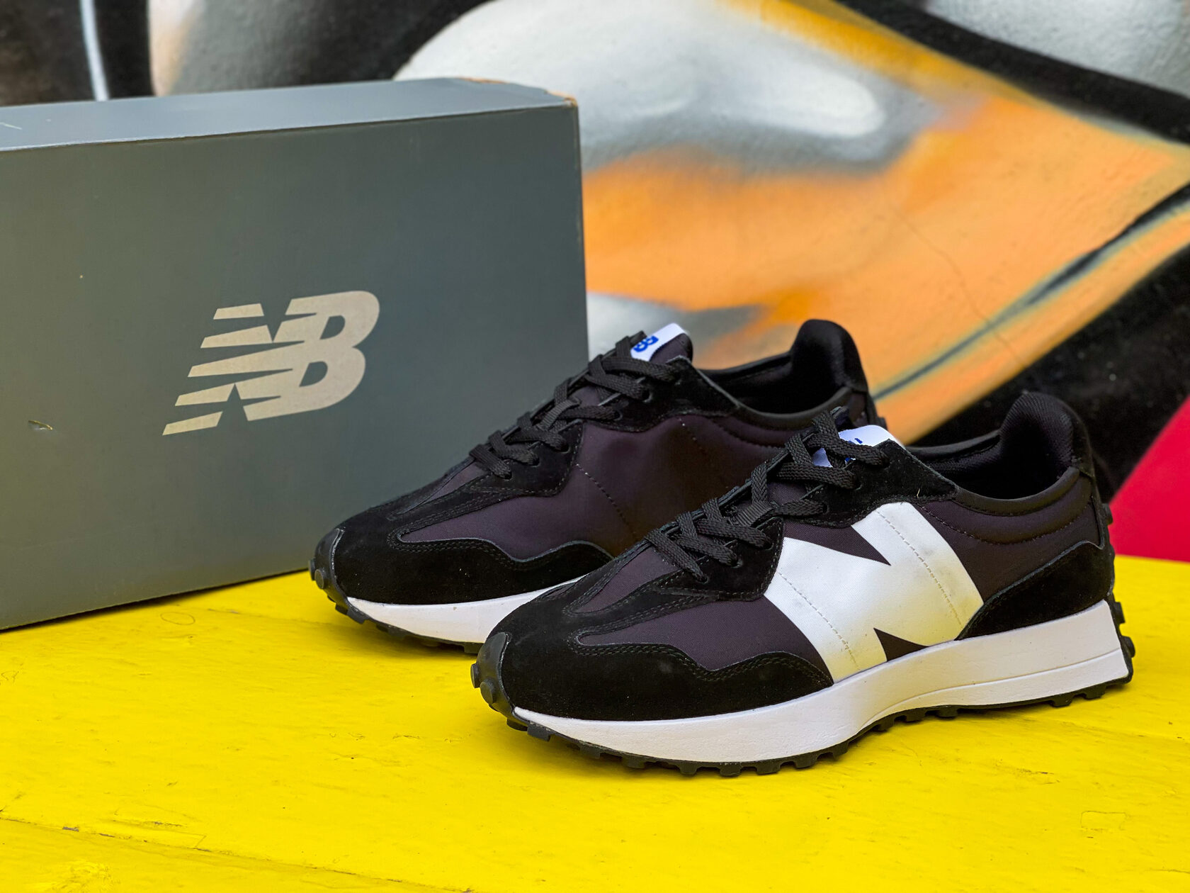 New Balance 327 Black/White