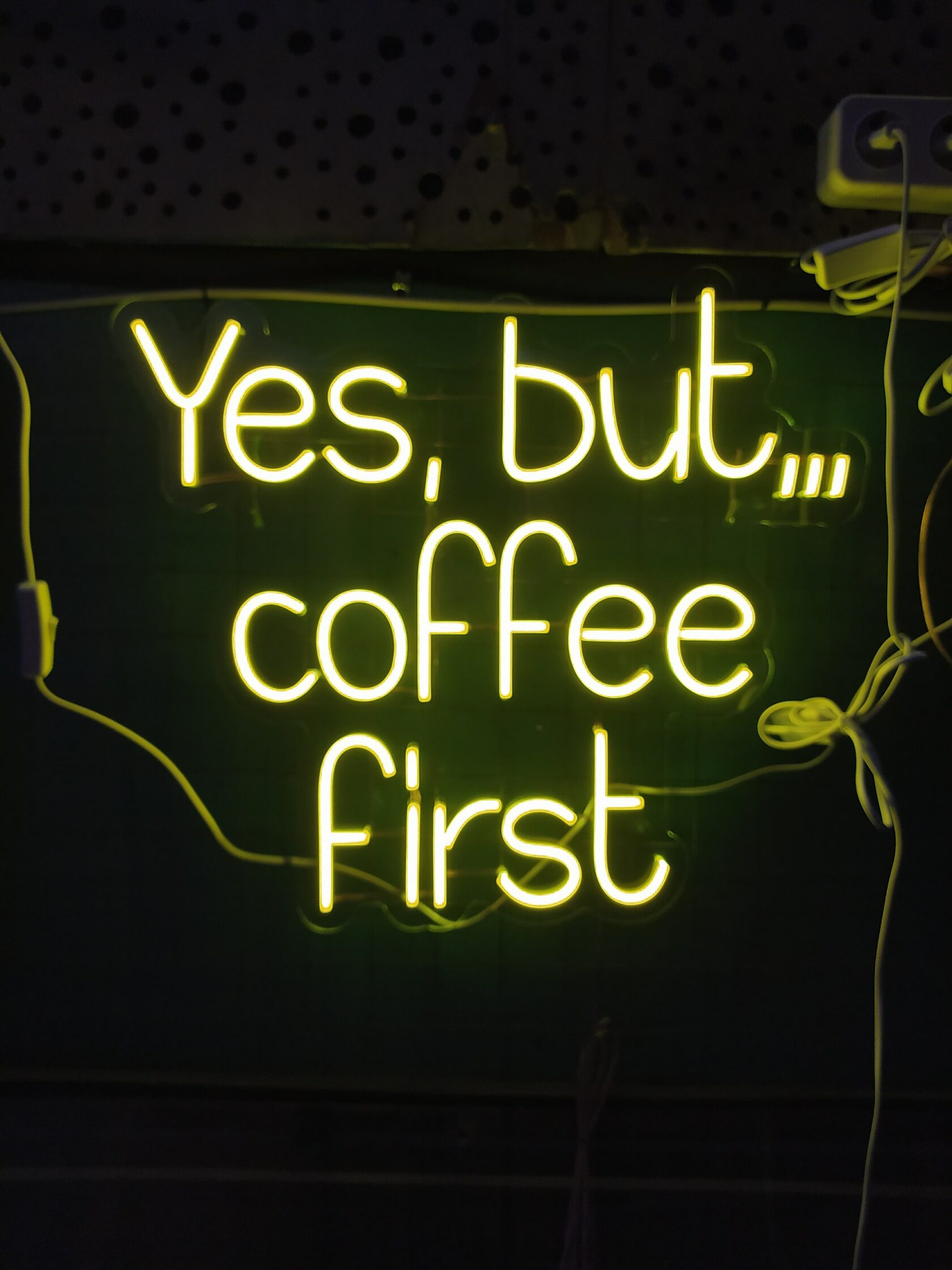 Неоновая надпись "Yes, but...coffee first"
