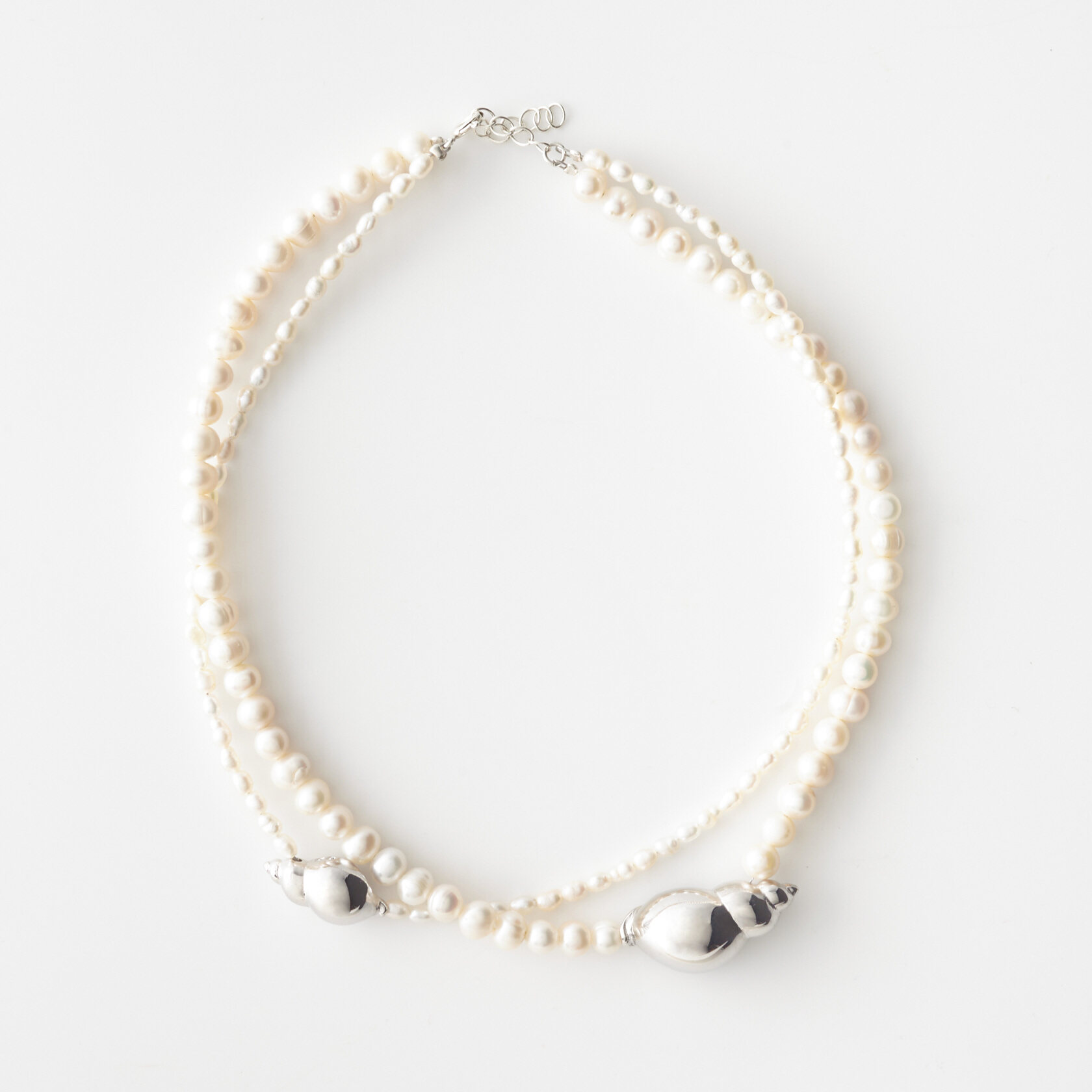 Колье с двумя ракушками из белой латуни