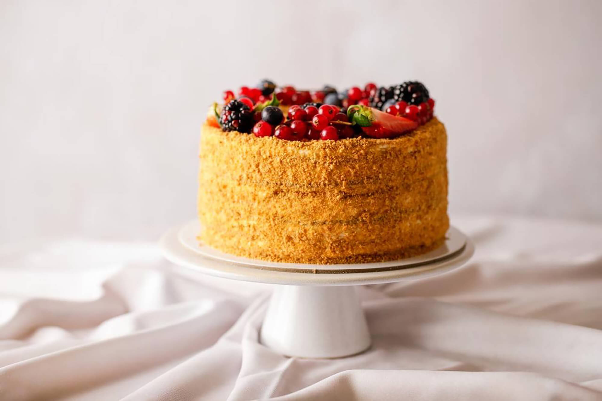 Cakes honey with strawberries inside - EVA Cakes