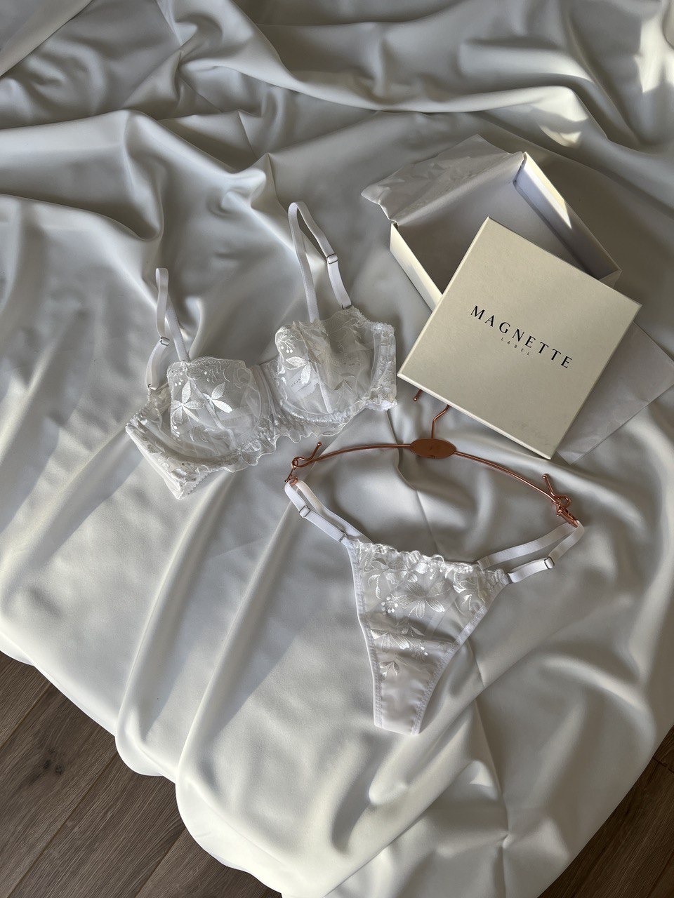 White lotus set