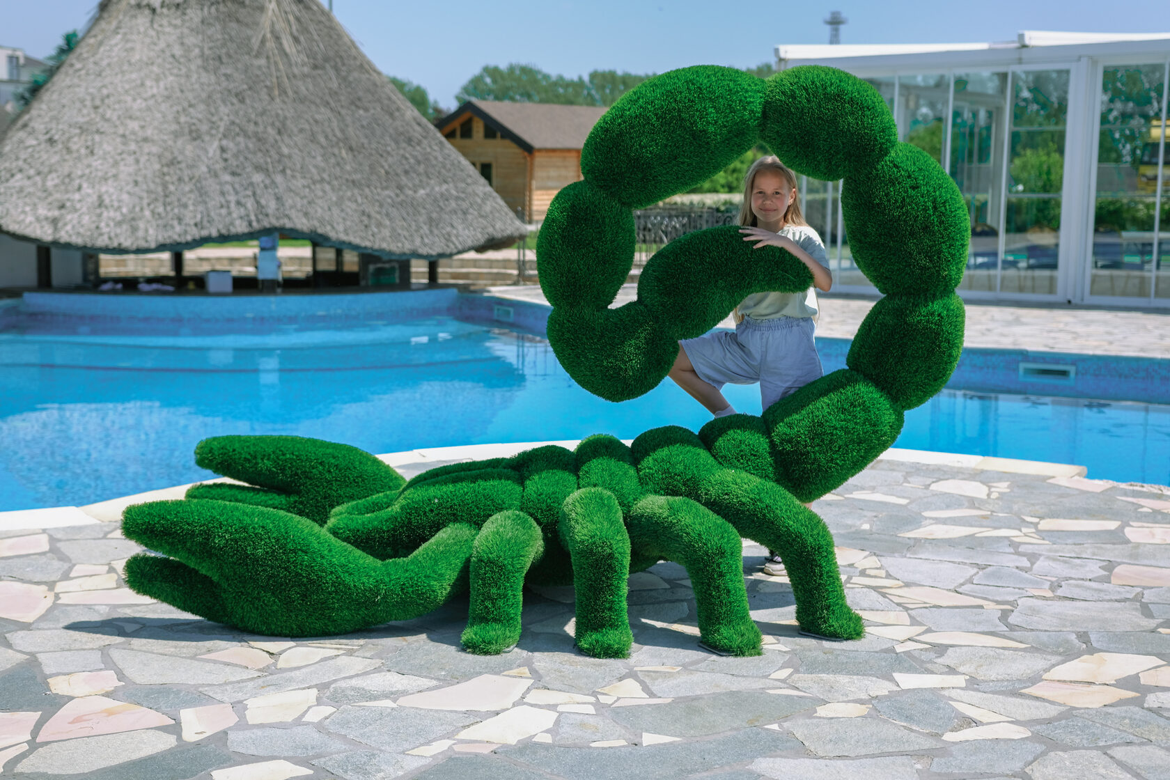 Outdoor topiary figures / EN