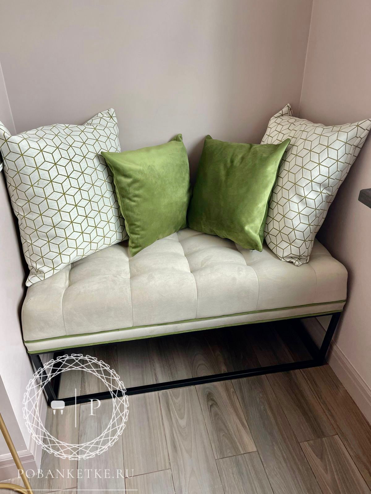 Бежевая банкетка на балкон