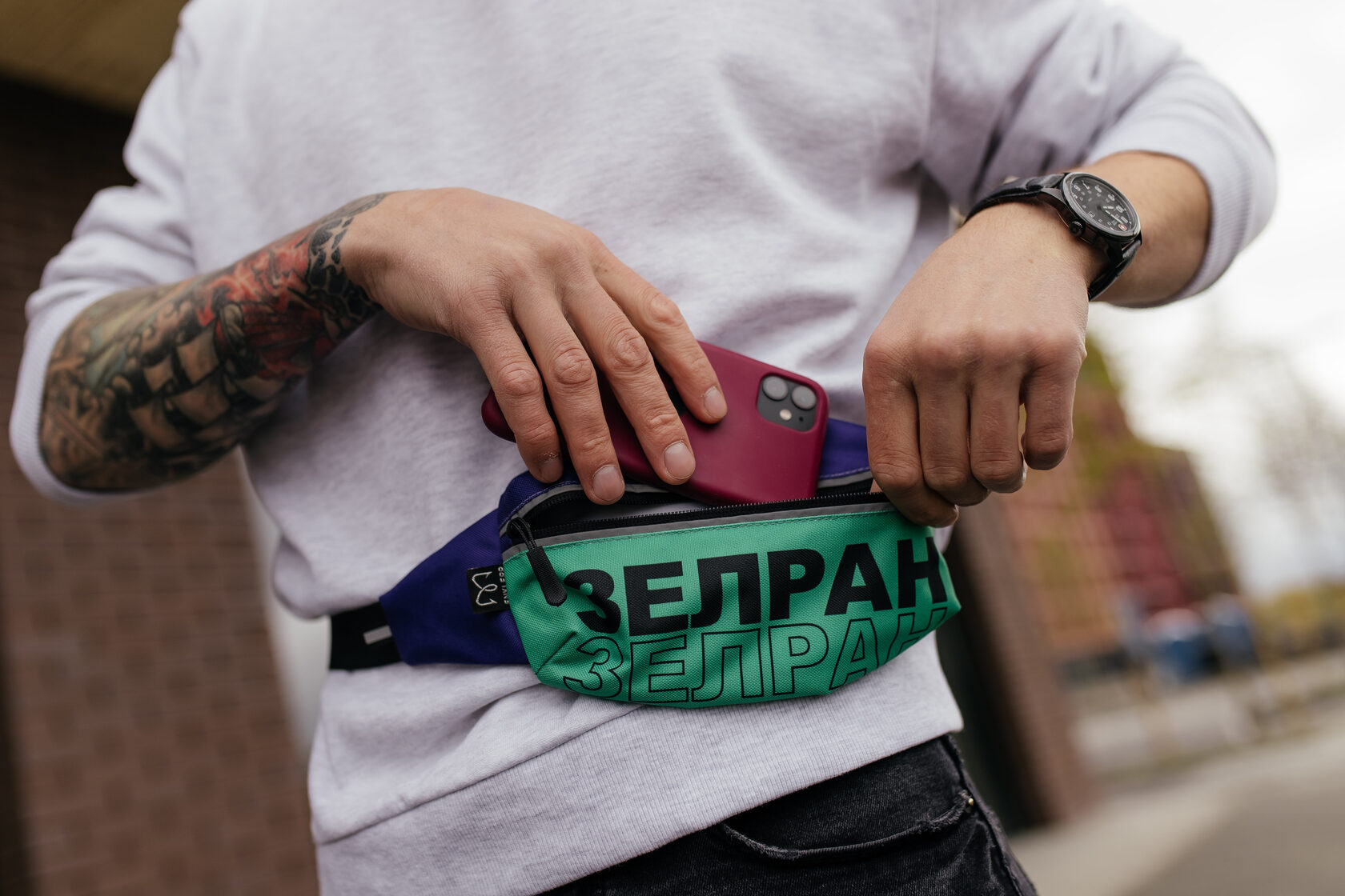 Поясные сумки, созданные совместно с художниками Barking Store