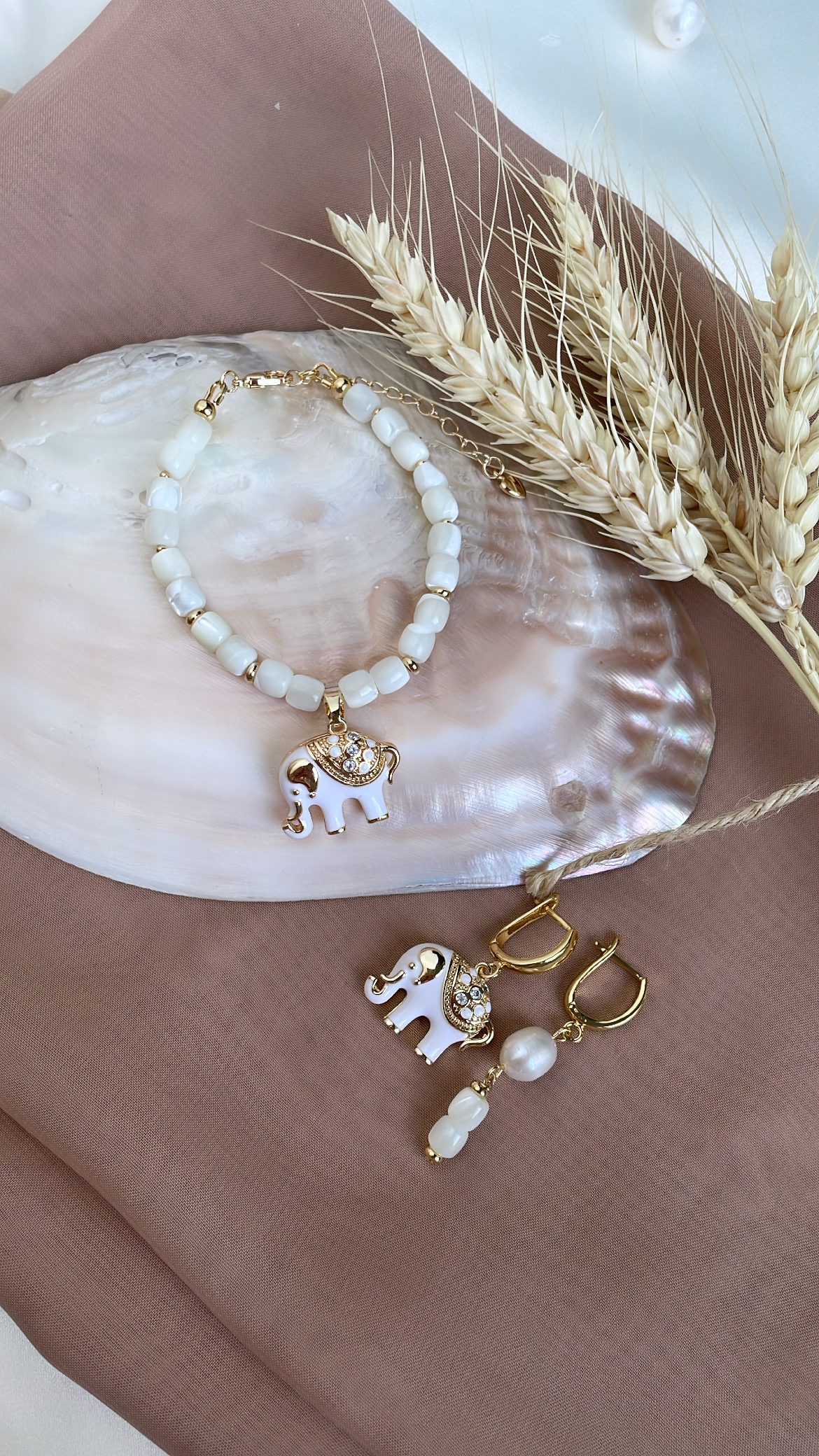 Браслет с перламутром и кулоном слон