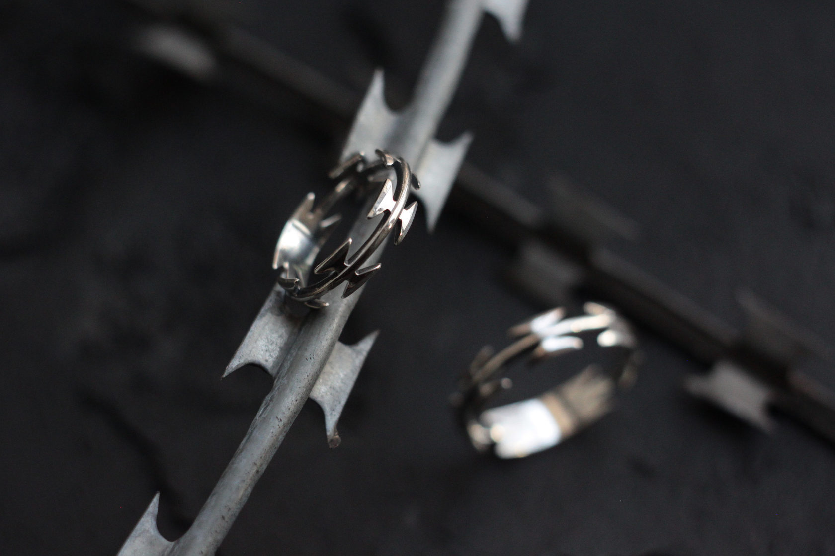 "Razor wire" ring