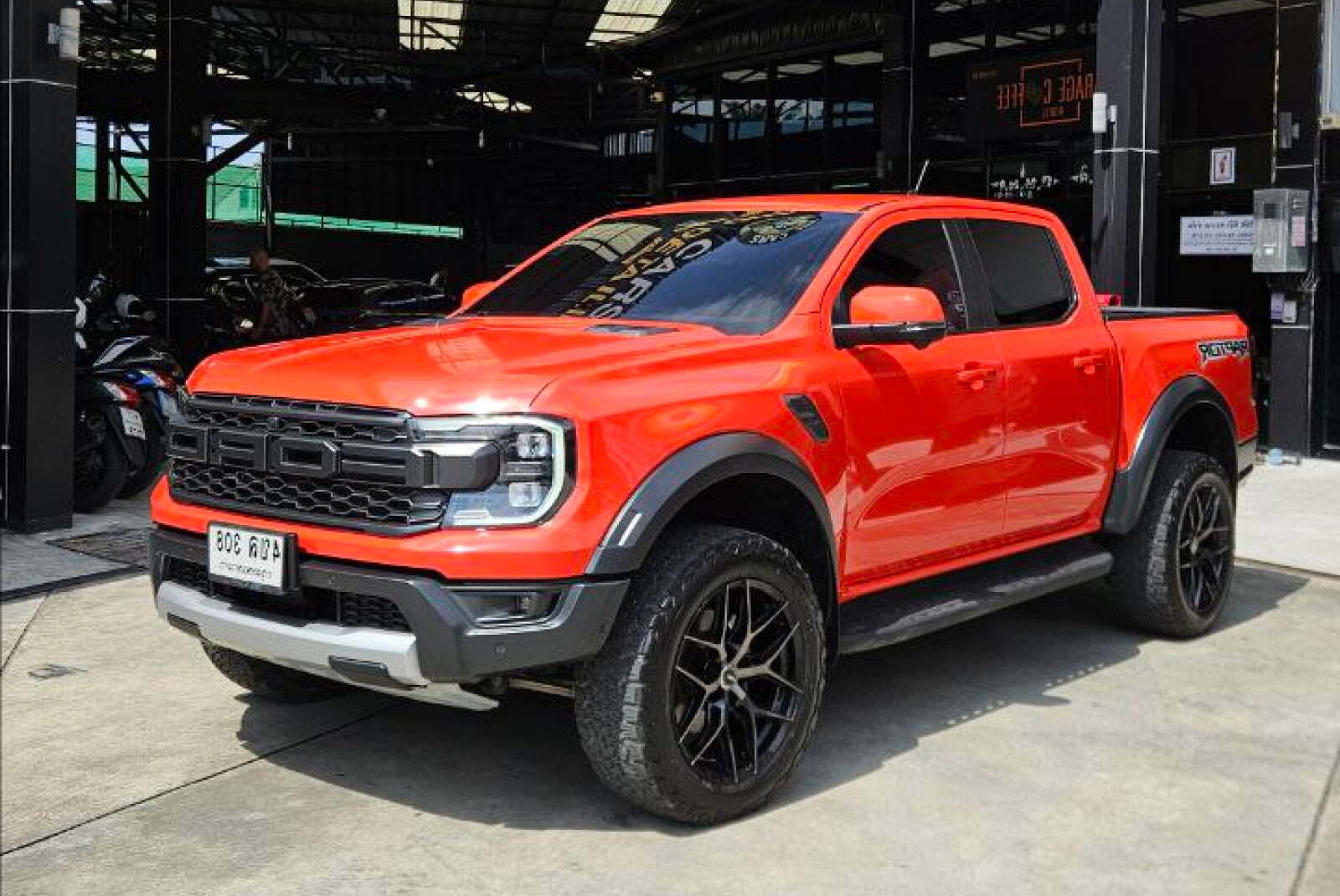 Ford Raptor orange