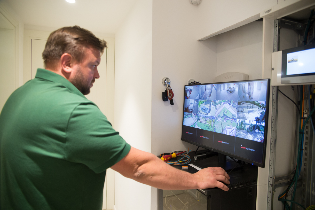 Installation and maintenance of video surveillance in homes and offices ...