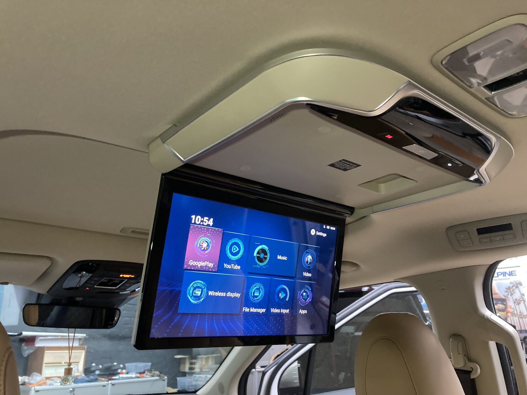 Kia Carnival установка потолочного монитора ERGO