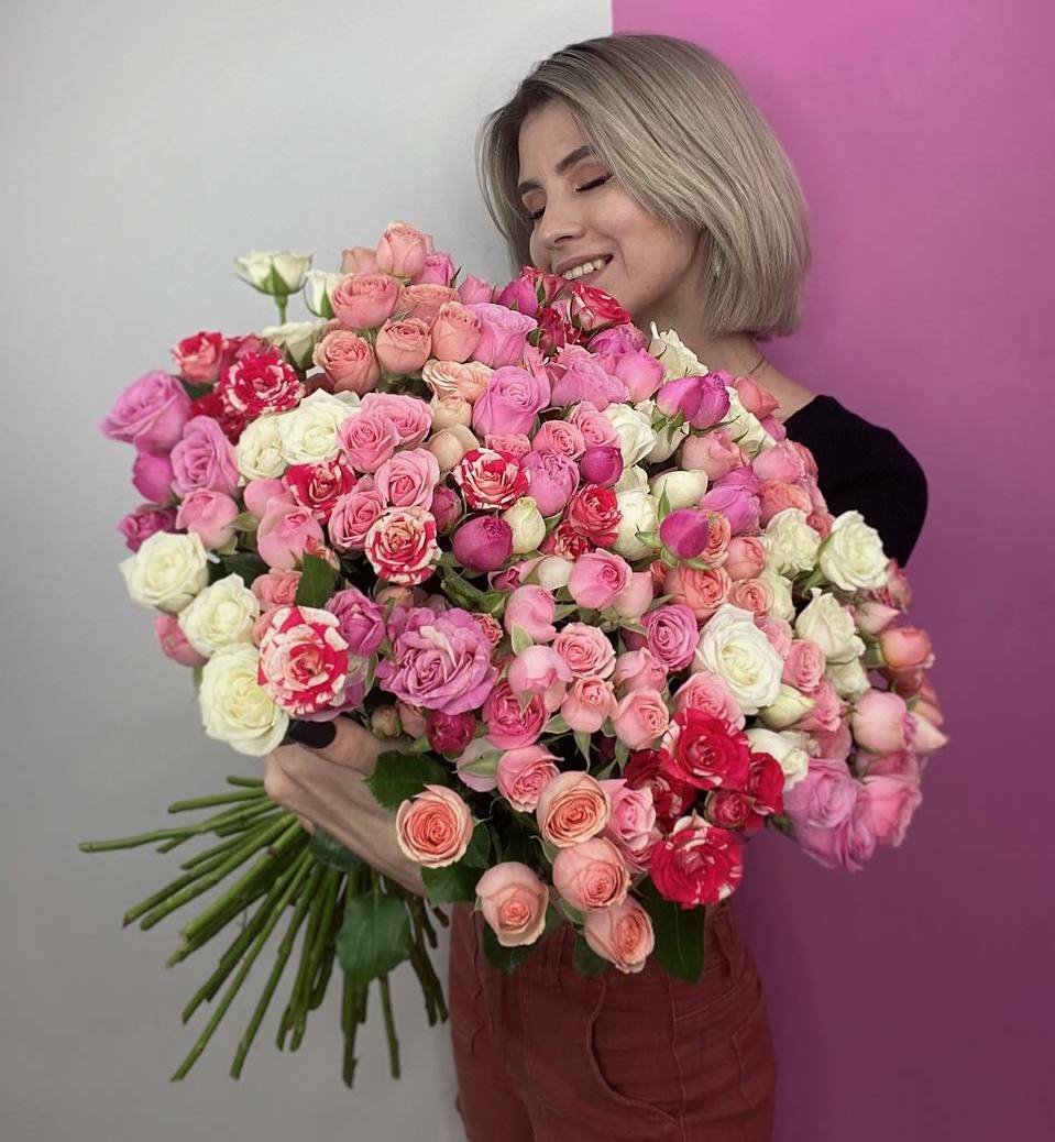 Купить букет «Кустовые розы» - доставка цветов в Омске