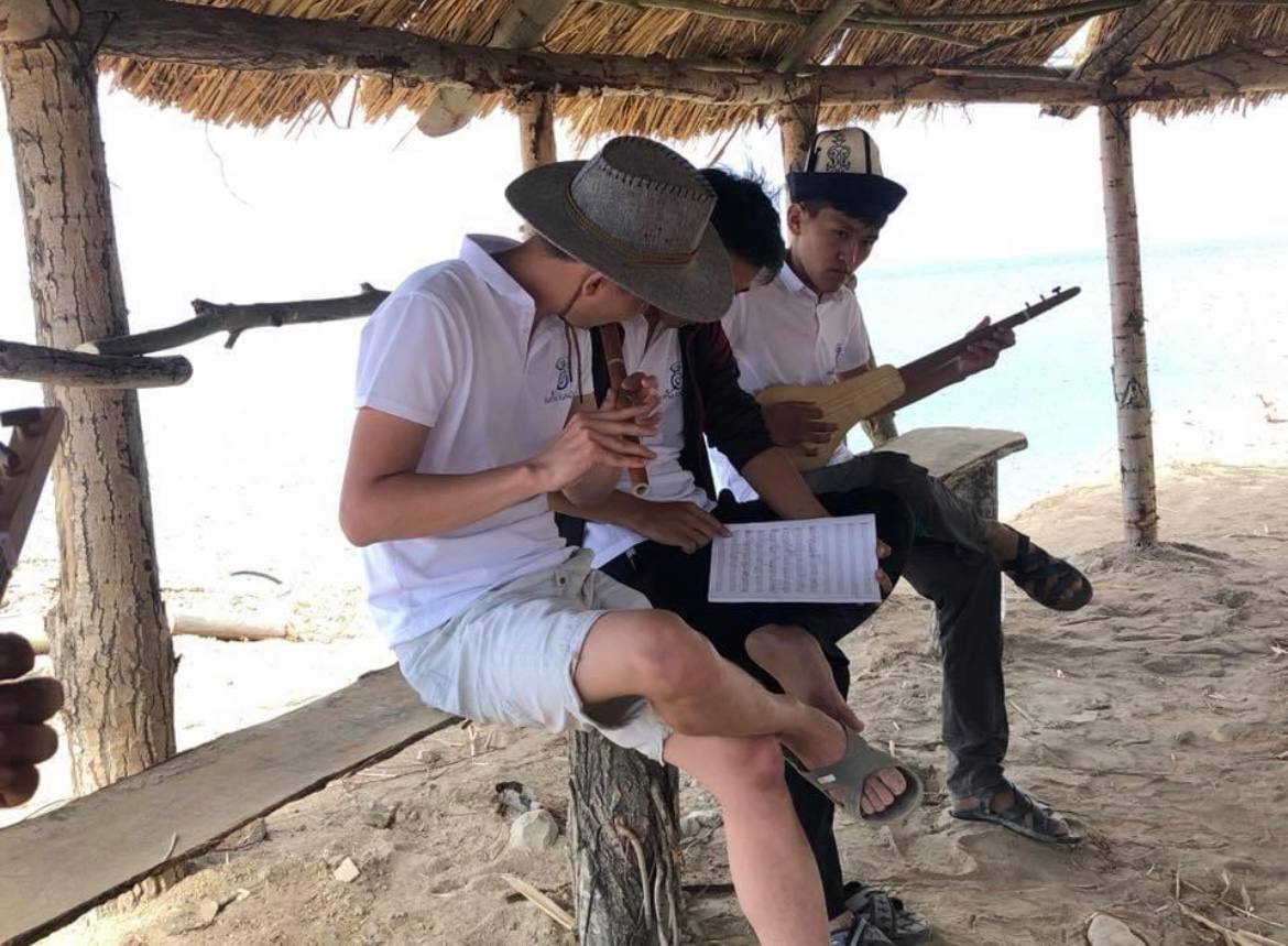 How do modern Kyrgyz musicians learn to play the komuz?