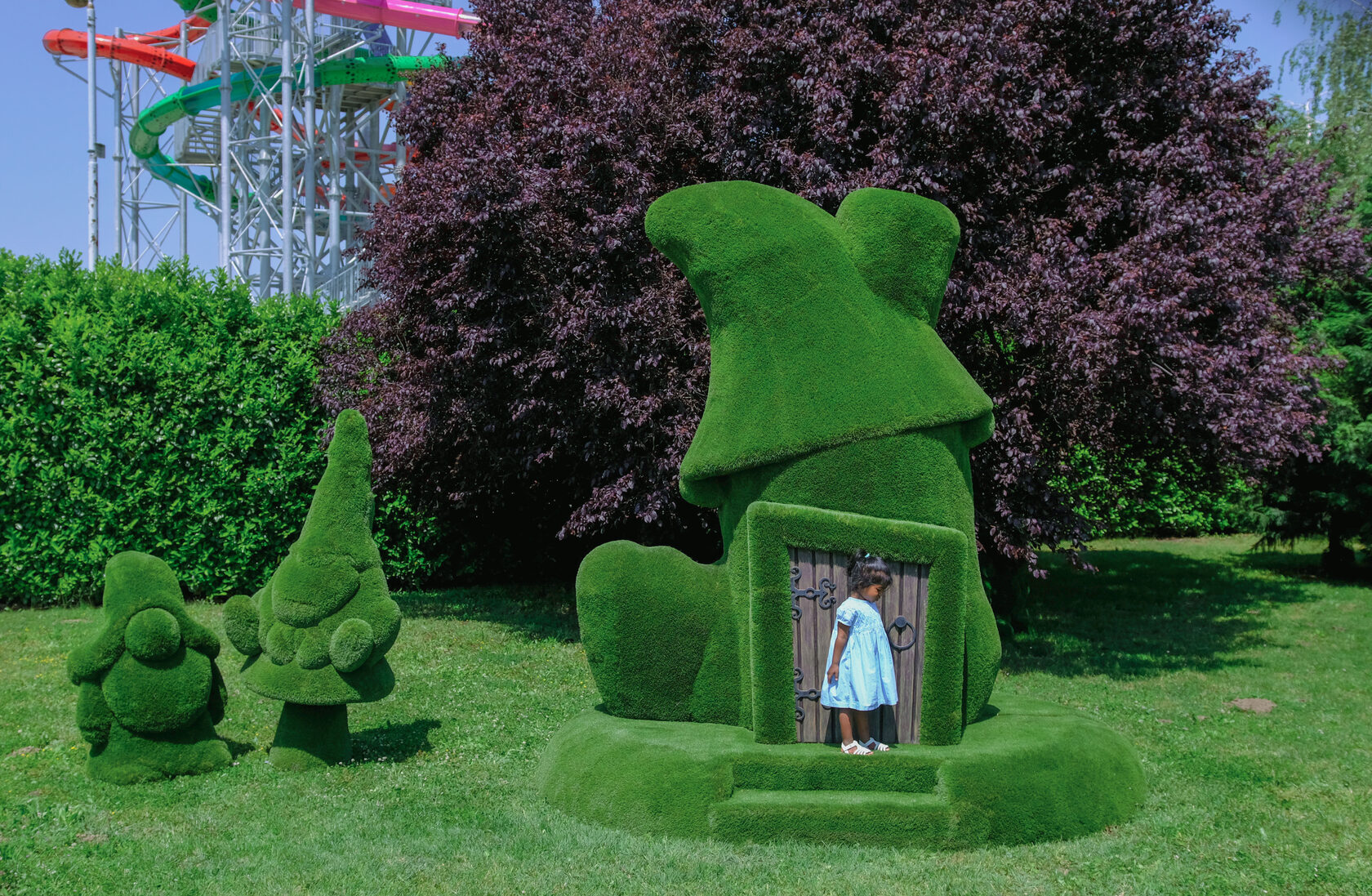 Outdoor topiary figures / EN