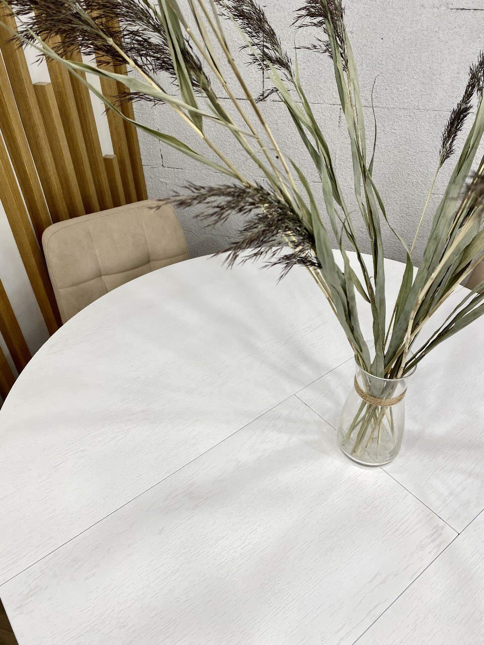 Белый стол в интерьере кухни и гостиной