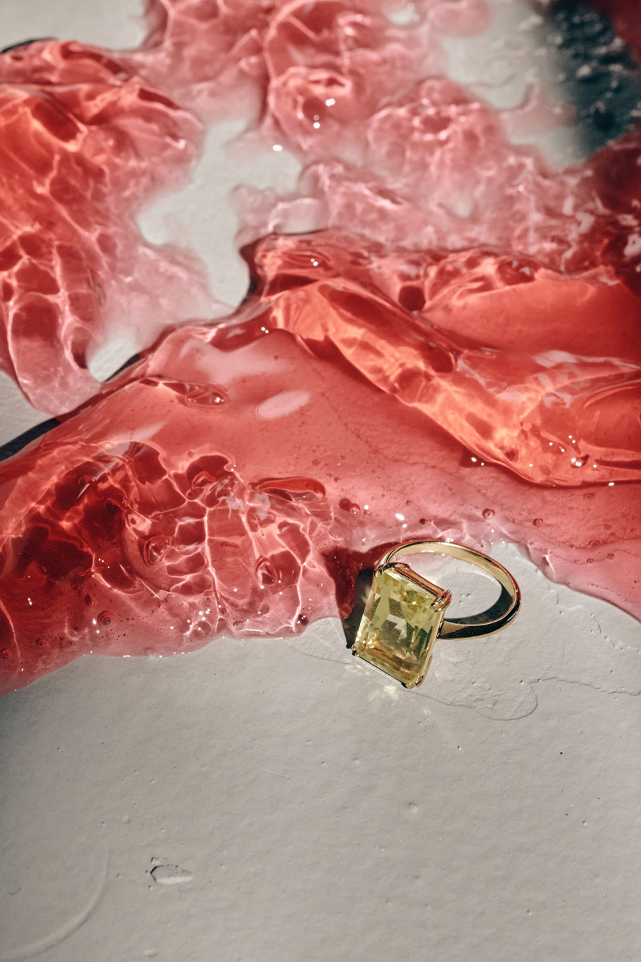 Кольцо с лимонным кварцем изумрудной огранки