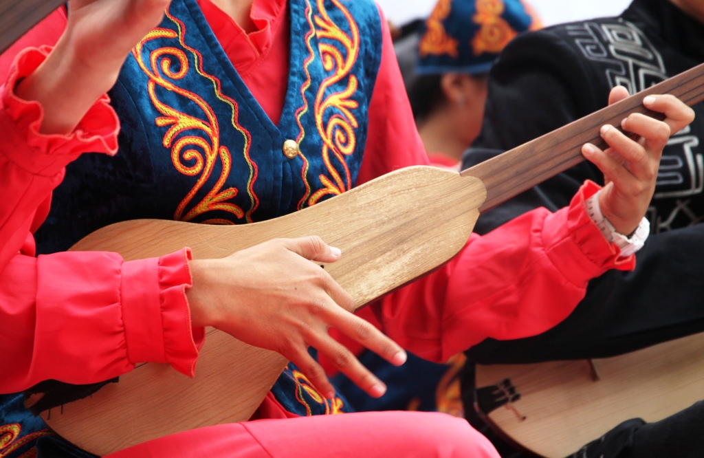 How do modern Kyrgyz musicians learn to play the komuz?