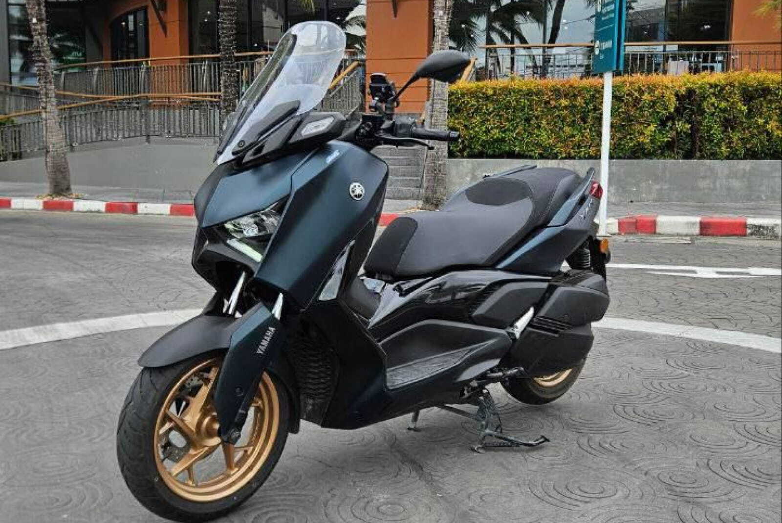 Yamaha XMAX green