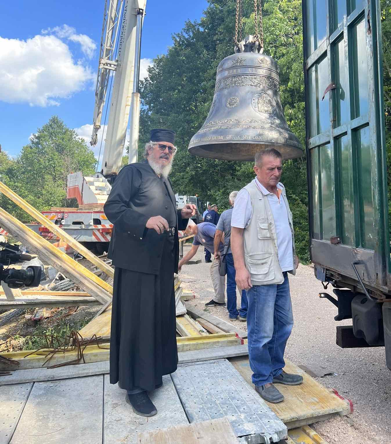 "Carsko zvono" iz Rusije stiglo je u manastir svetog apostola i ...
