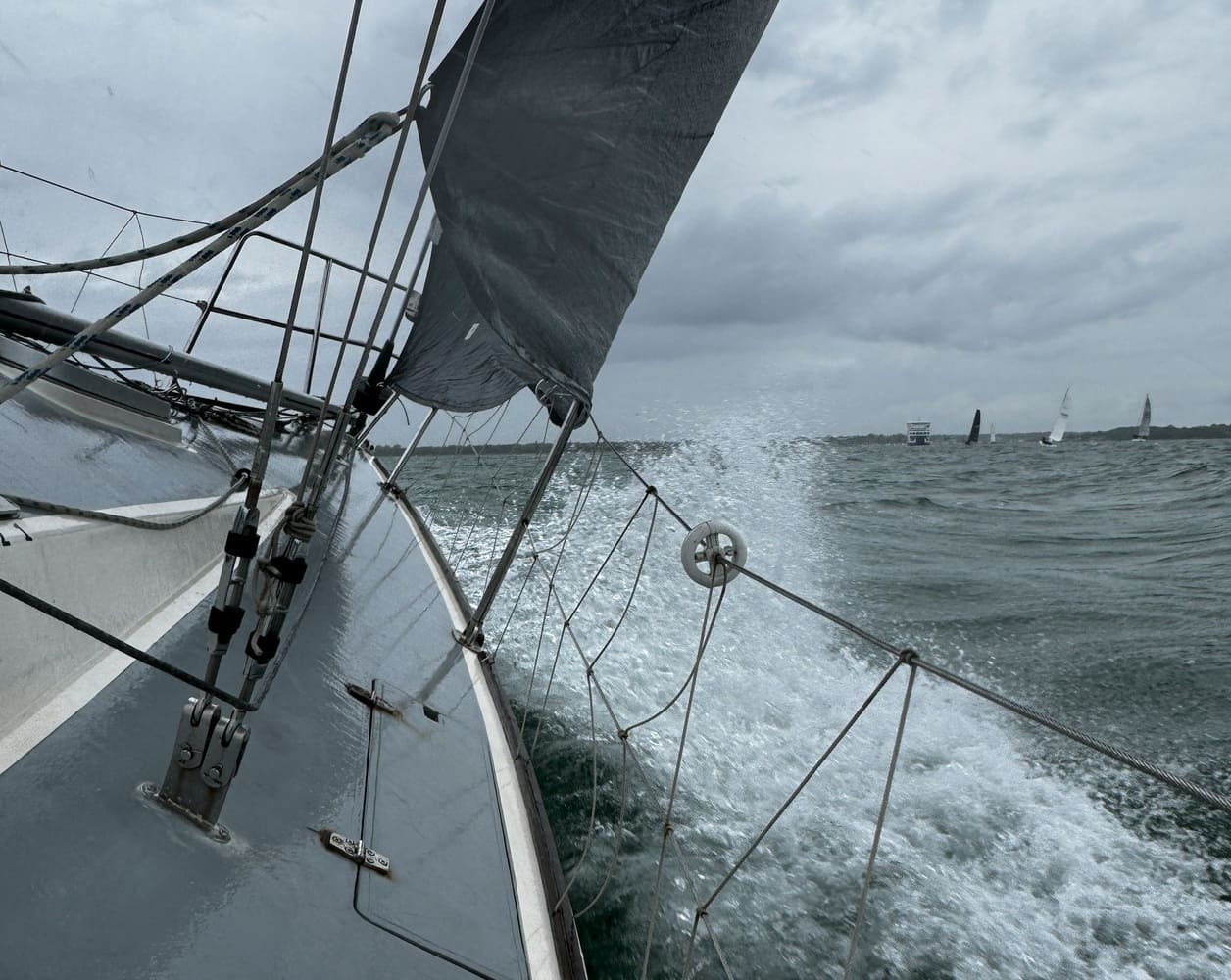 How to handle a sailing yacht during a storm