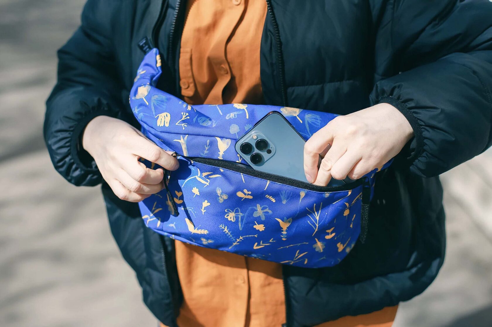 Поясные сумки, созданные совместно с художниками