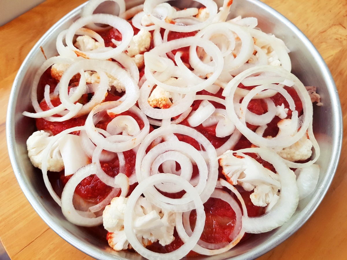 Мясо индейки в духовке. С томатами, цветной капустой и луком