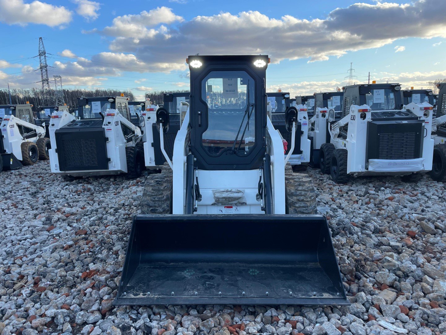 Продажа мультифункциональных погрузчиков с бортовым поворотом WECAN