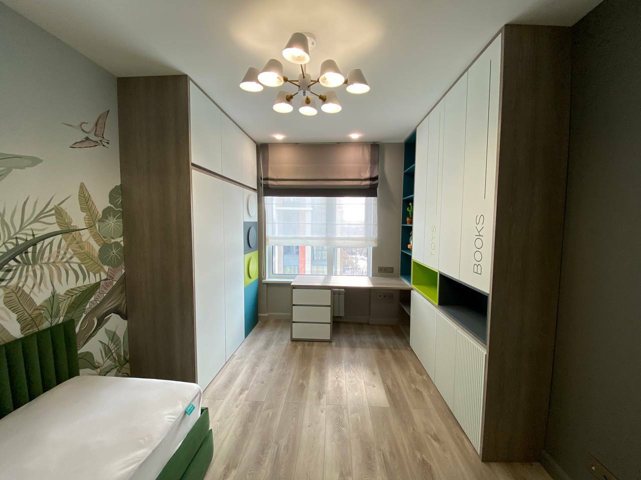 Двойные римские шторы в спальню