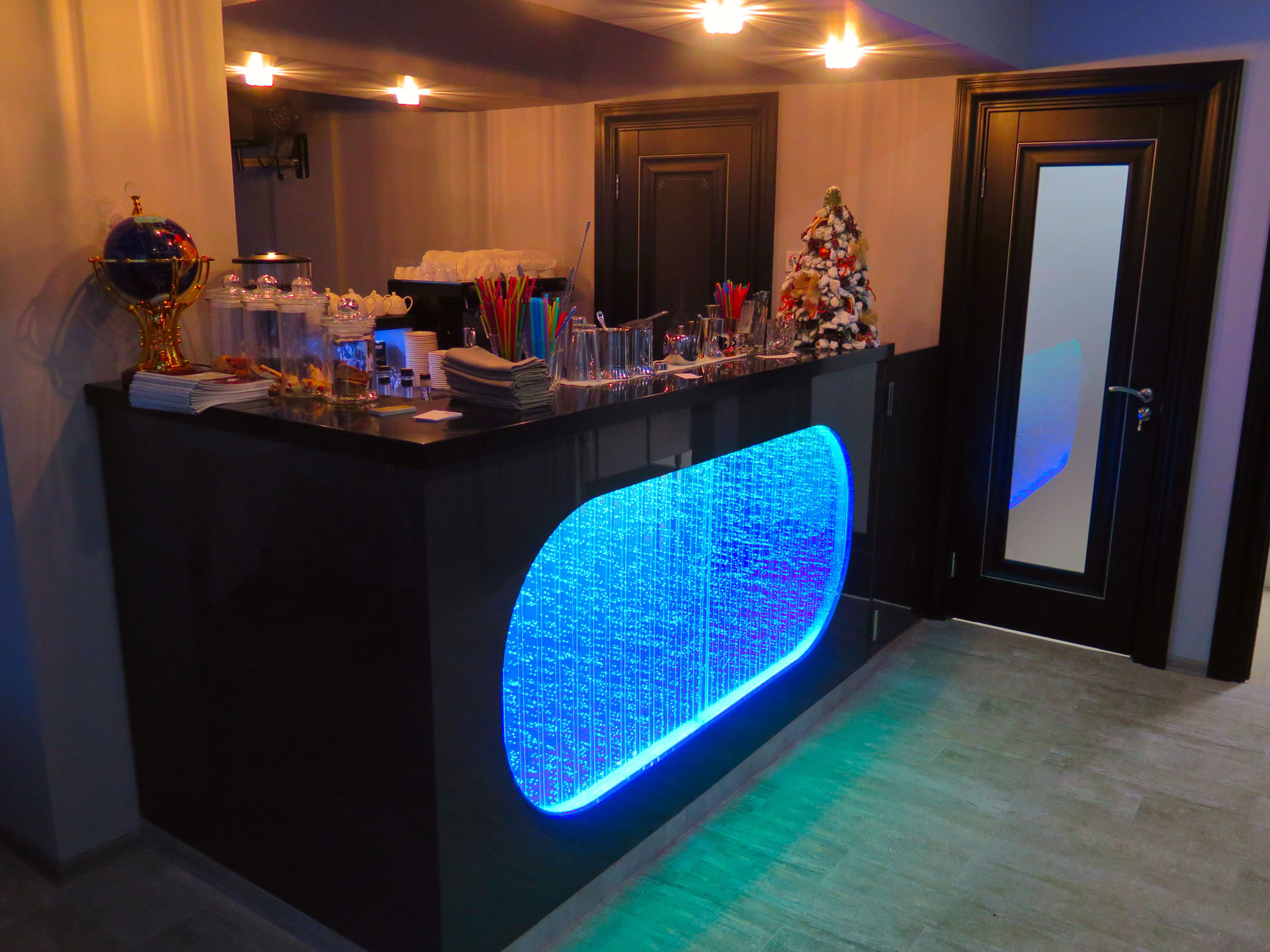 Built-in panel in the bar counter