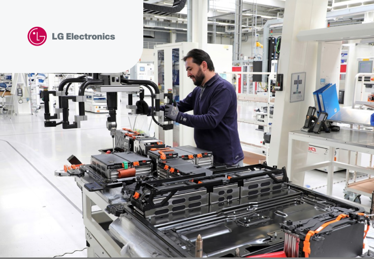 Працівник підприємства LG Electronics Greenfield