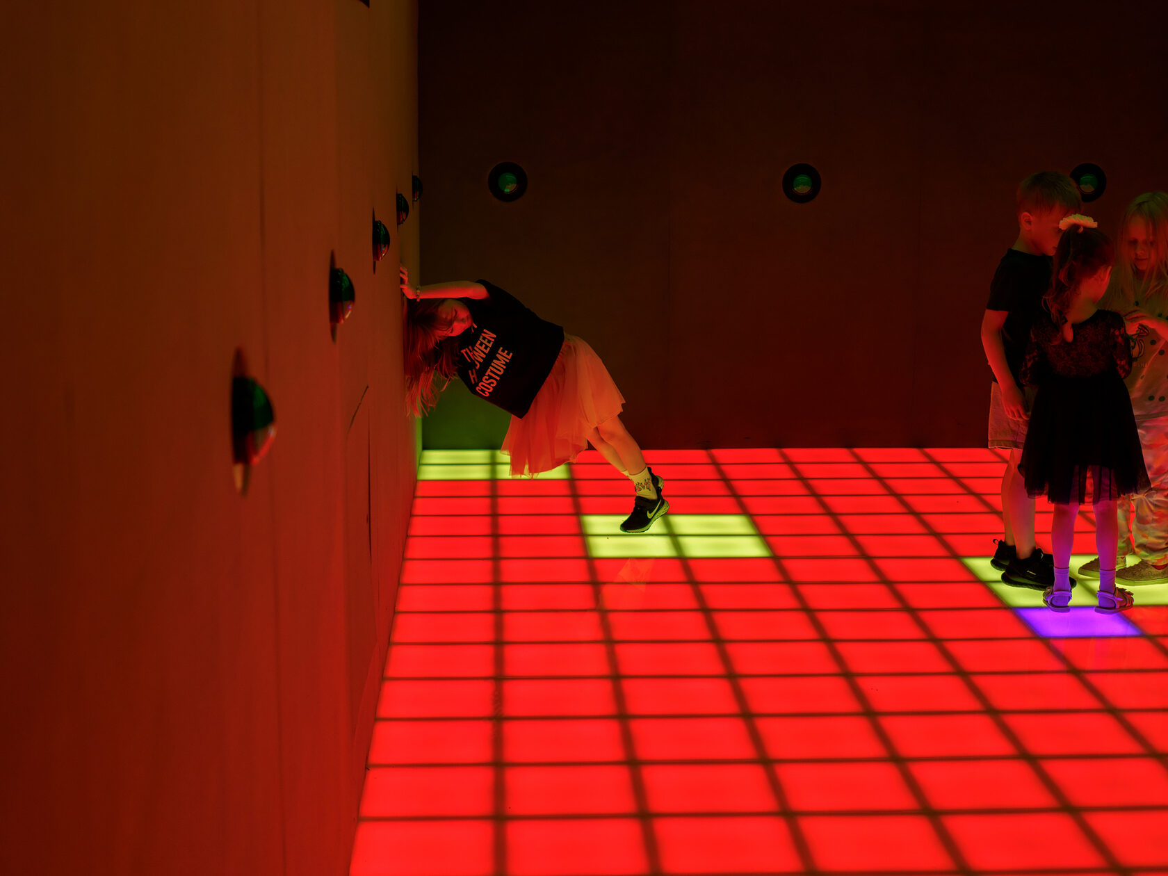 Pixel Quest – игры на световом полу: Пол – это лава, Классики, Море ...