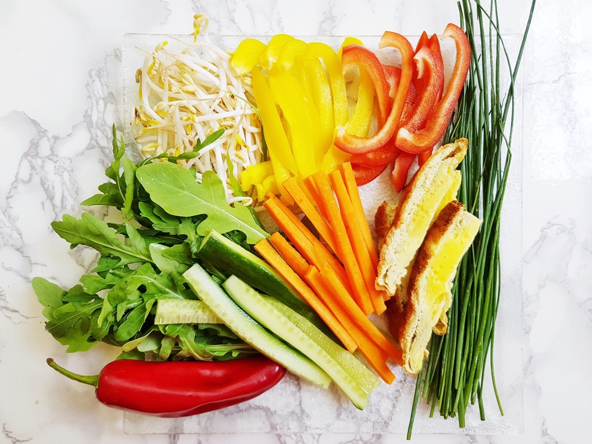 Рисовые спринг роллы с лососем и овощами