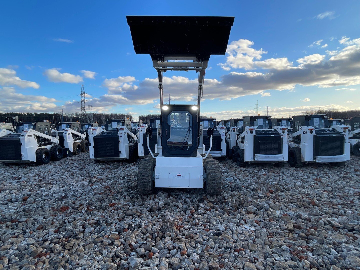 Продажа мультифункциональных погрузчиков с бортовым поворотом WECAN