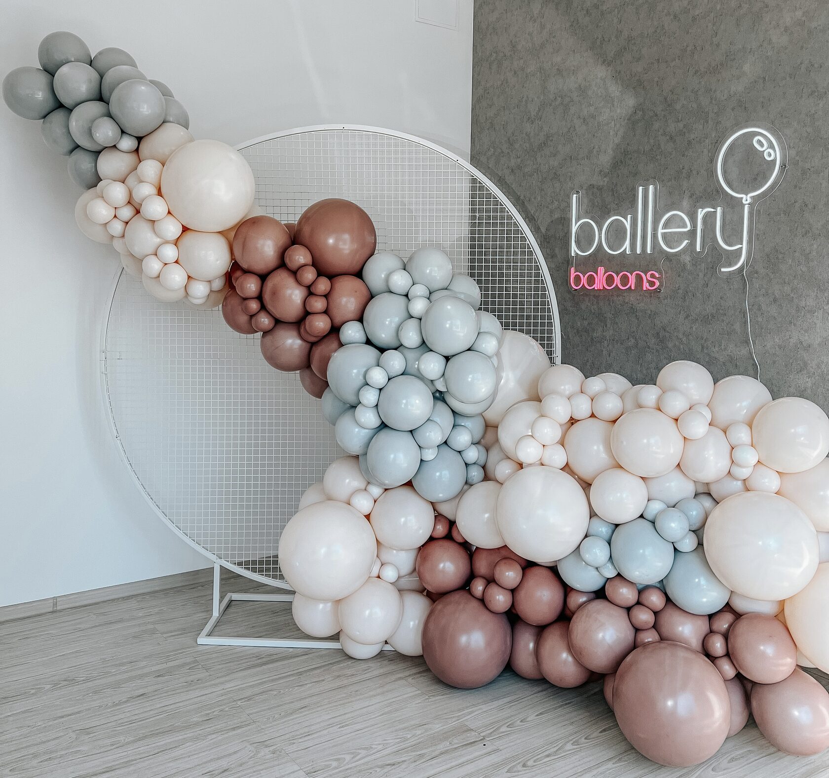 Gaisa balonu dekorācijas un hēlija baloni Rīgā un Rīgās rajonos. Ballery