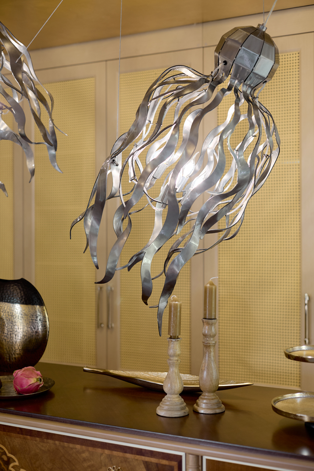 Дизайнерские люстры и светильники из металла ручной работы.