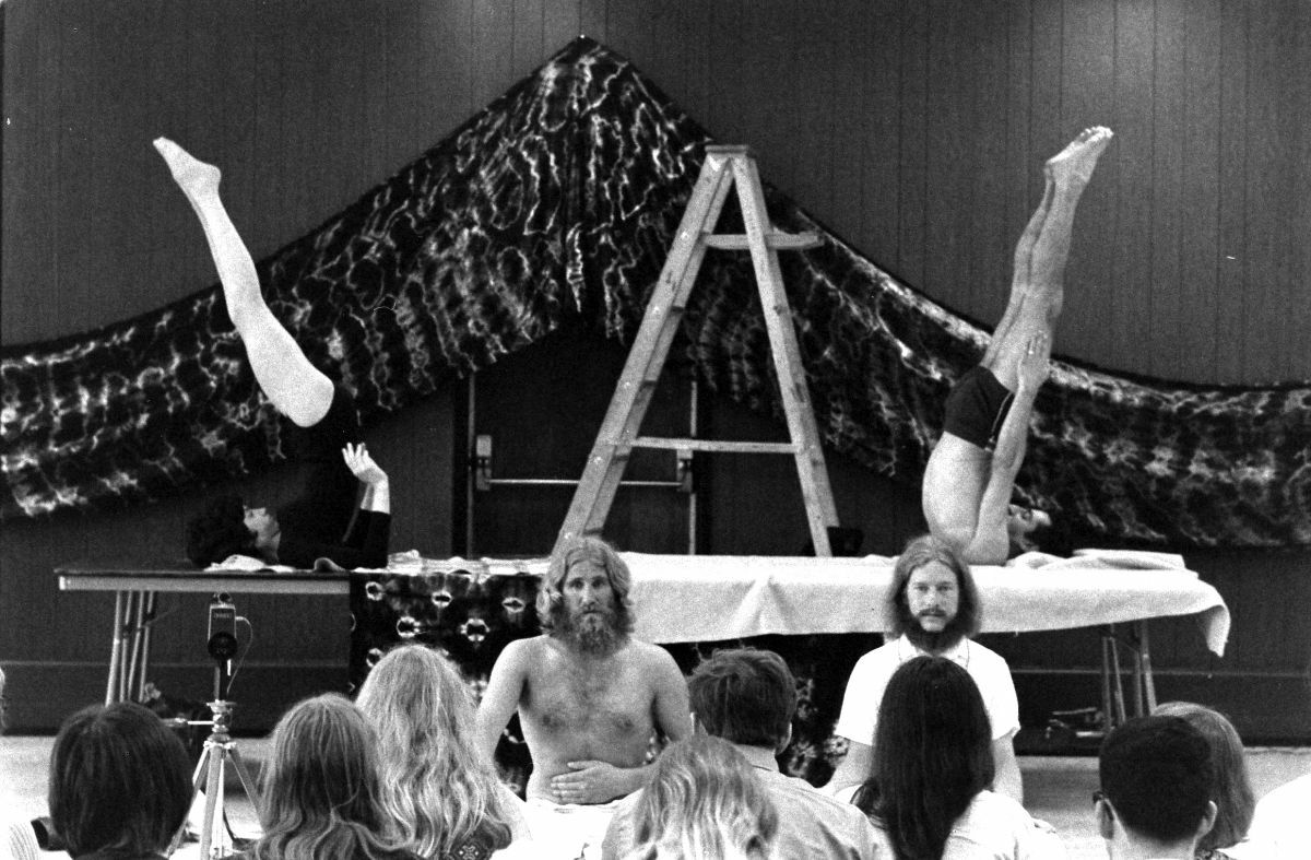 100 Years Of Yoga Through Amazing Vintage Photos (Featuring Woodstock ...