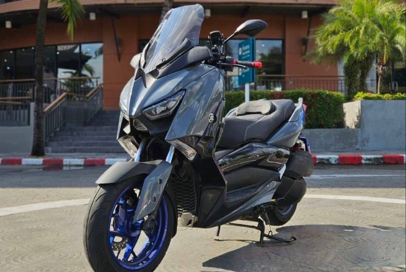 Yamaha XMAX gray