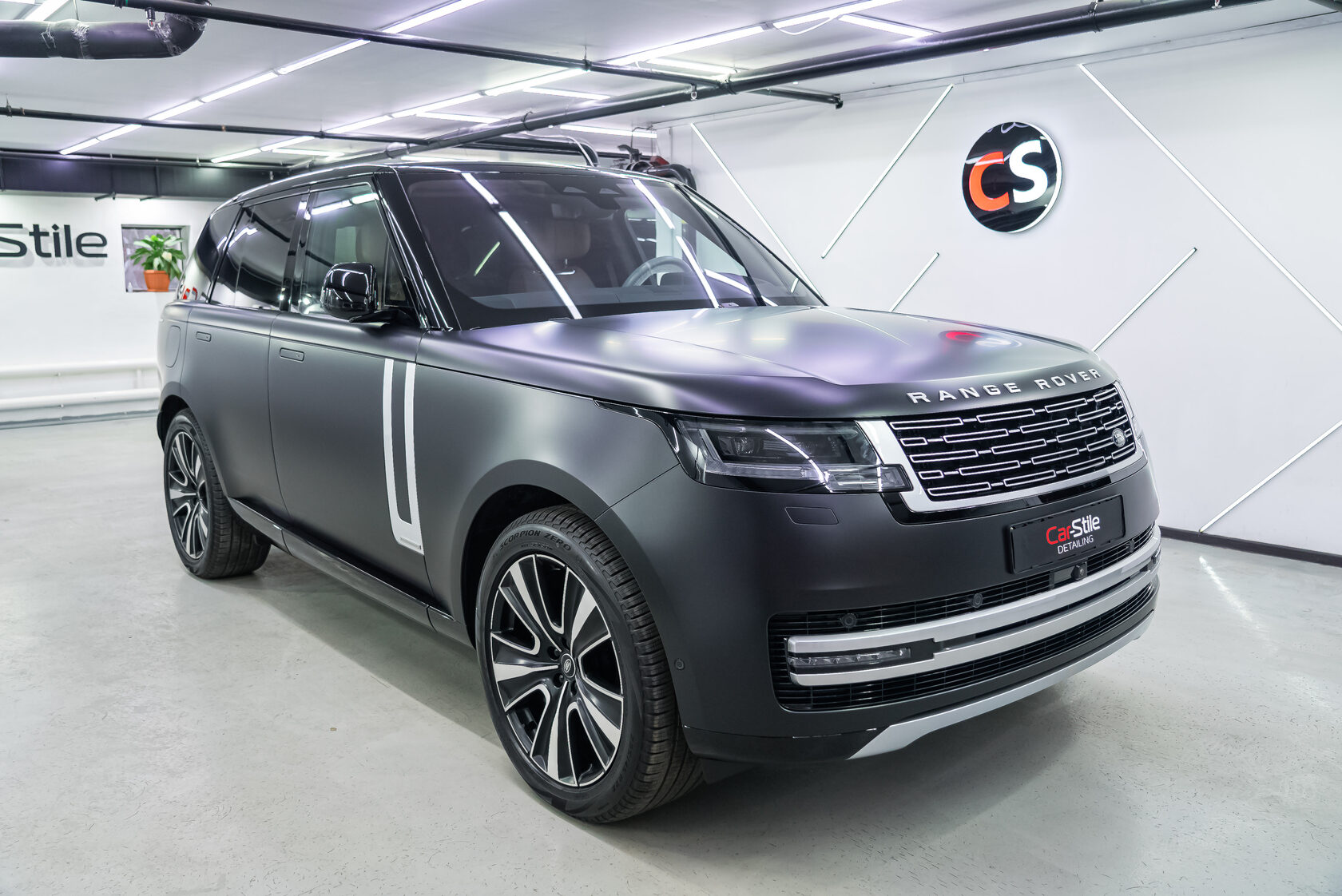 Тонировка задней полусферы Range Rover пленкой Llumar